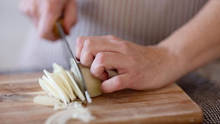 How to Hold a Kitchen Knife Properly? - HDMD Knives Blog